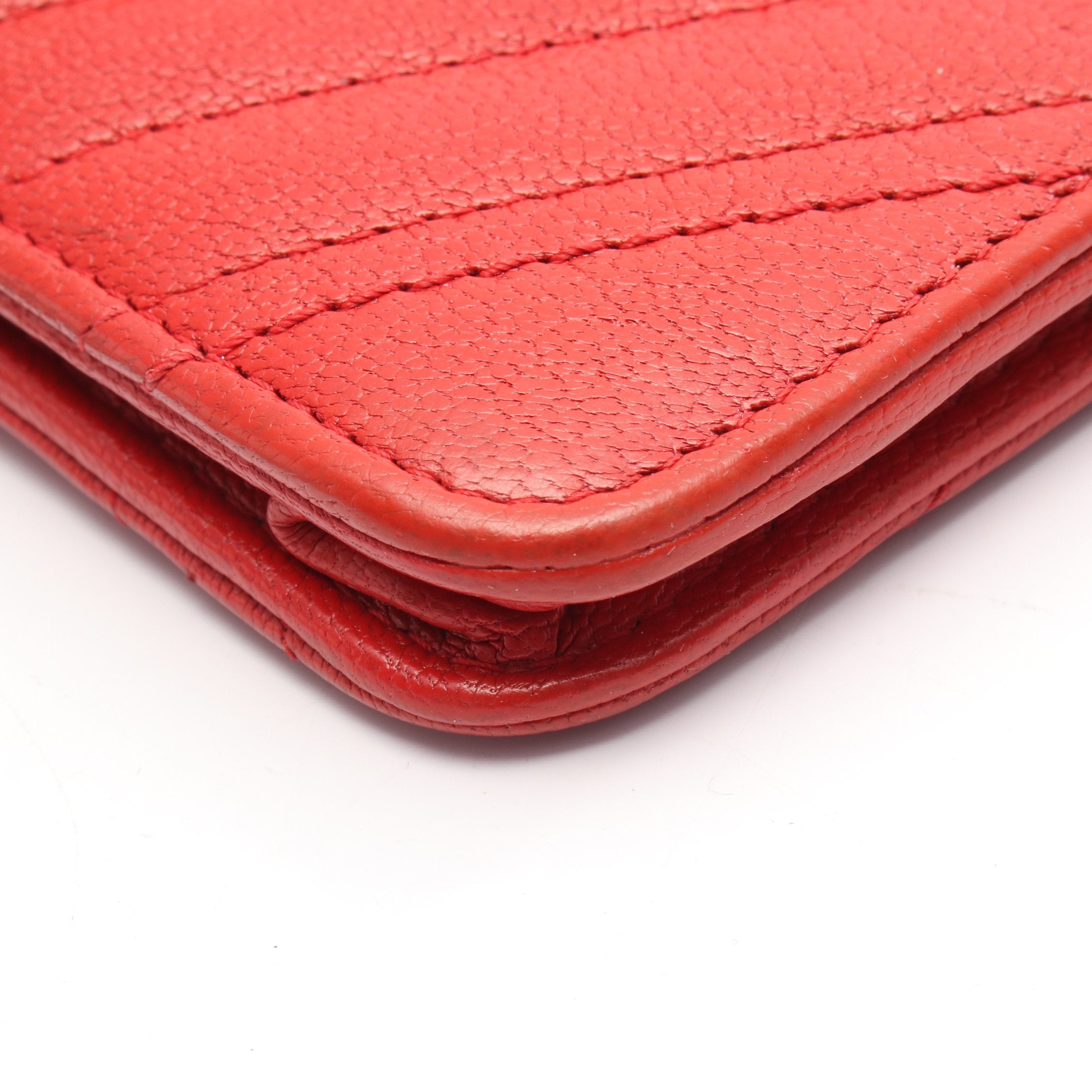 シェブロン Vステッチ チェーンウォレット レザー レッド ゴールド金具