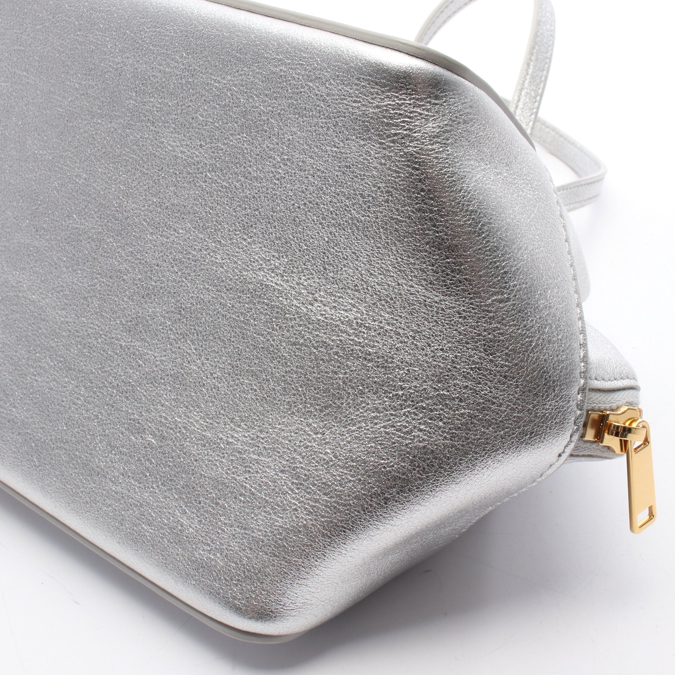 フォールド キューブ トリオンフ ショルダーバッグ レザー シルバー